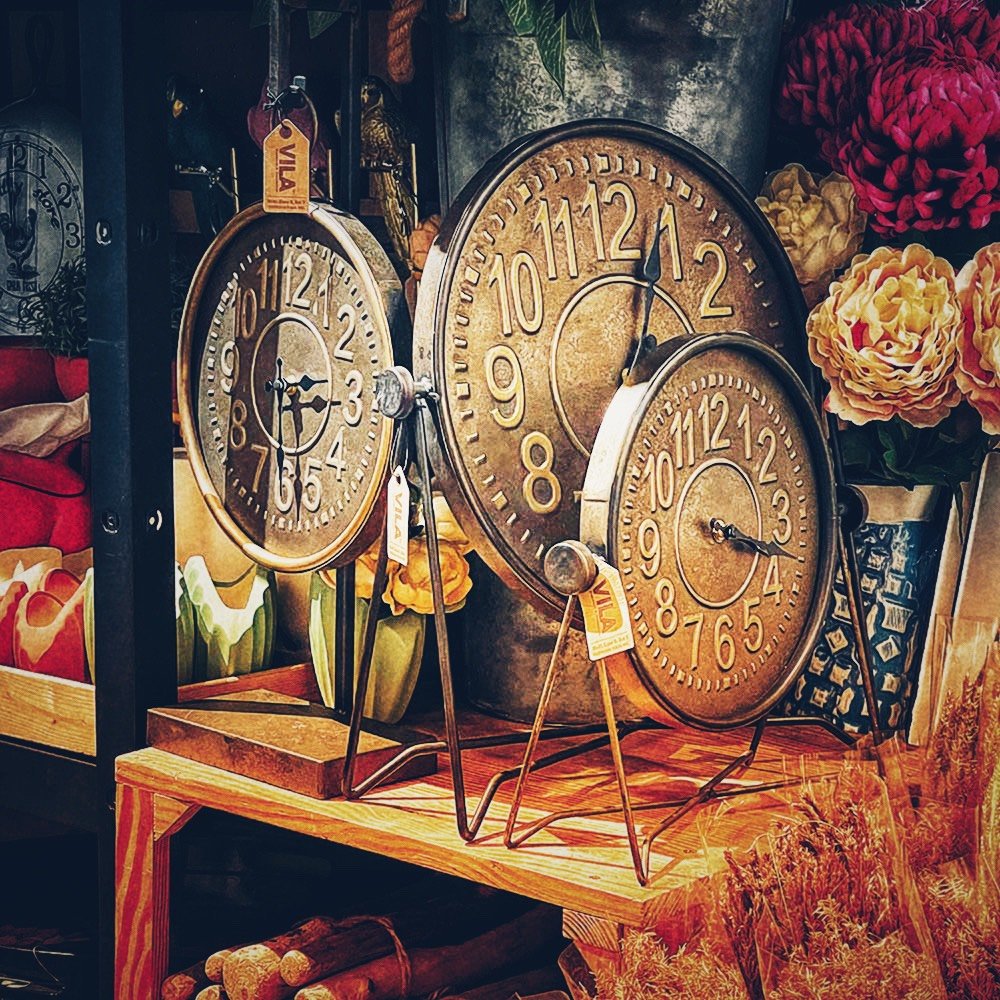 Matel Table Clock X-Leg - shoppersshelter-shop