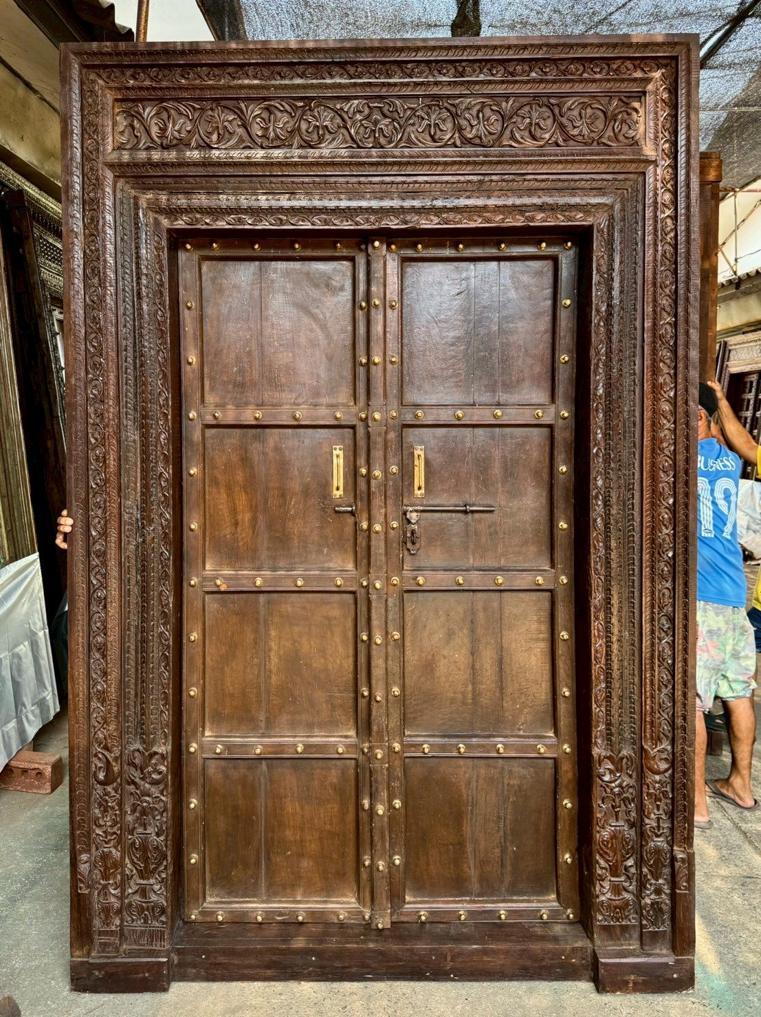 Solid Wooden Door Antique Pattern Decorated with Brass Pins
