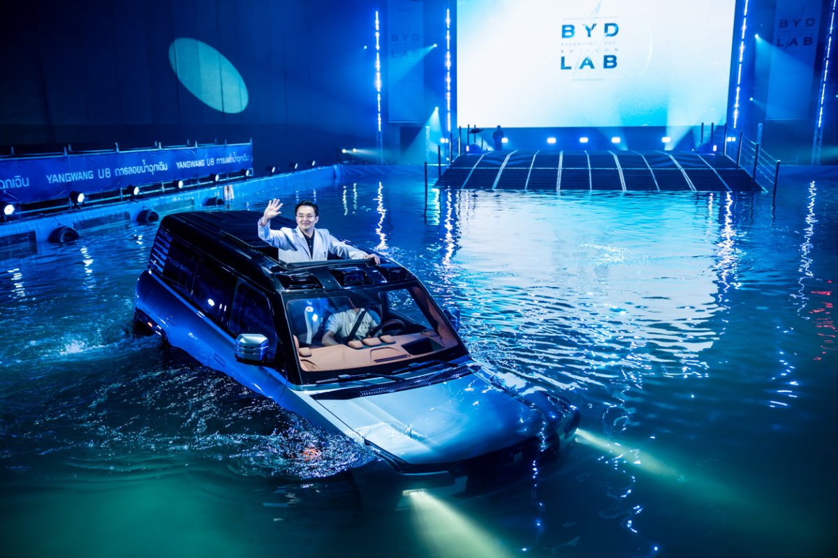 BYD ท้านั่ง YANGWANG U8 ลุยน้ำที่ BYD LAB!