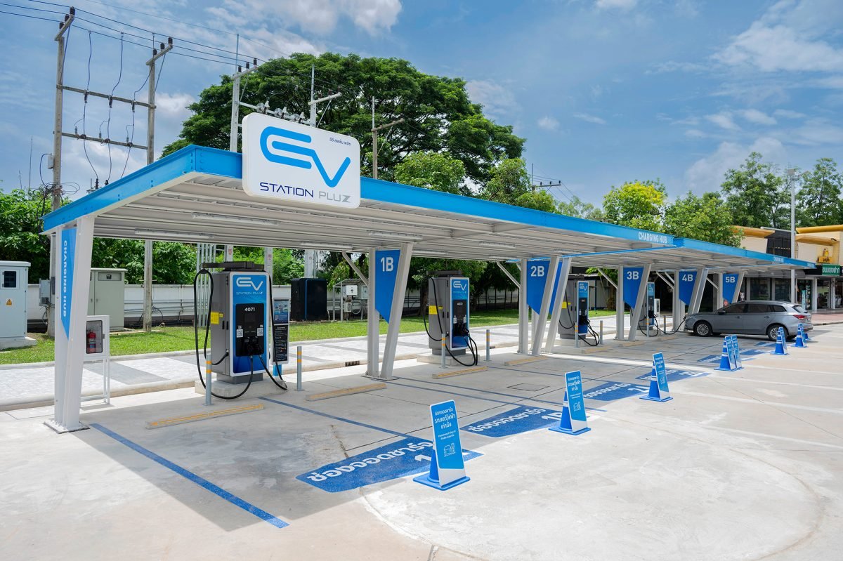 SYS เลือกใช้เหล็ก H-Beam กำลังสูง เกรด SM520 สร้างโครงหลังคาเหล็กให้ EV Station PluZ