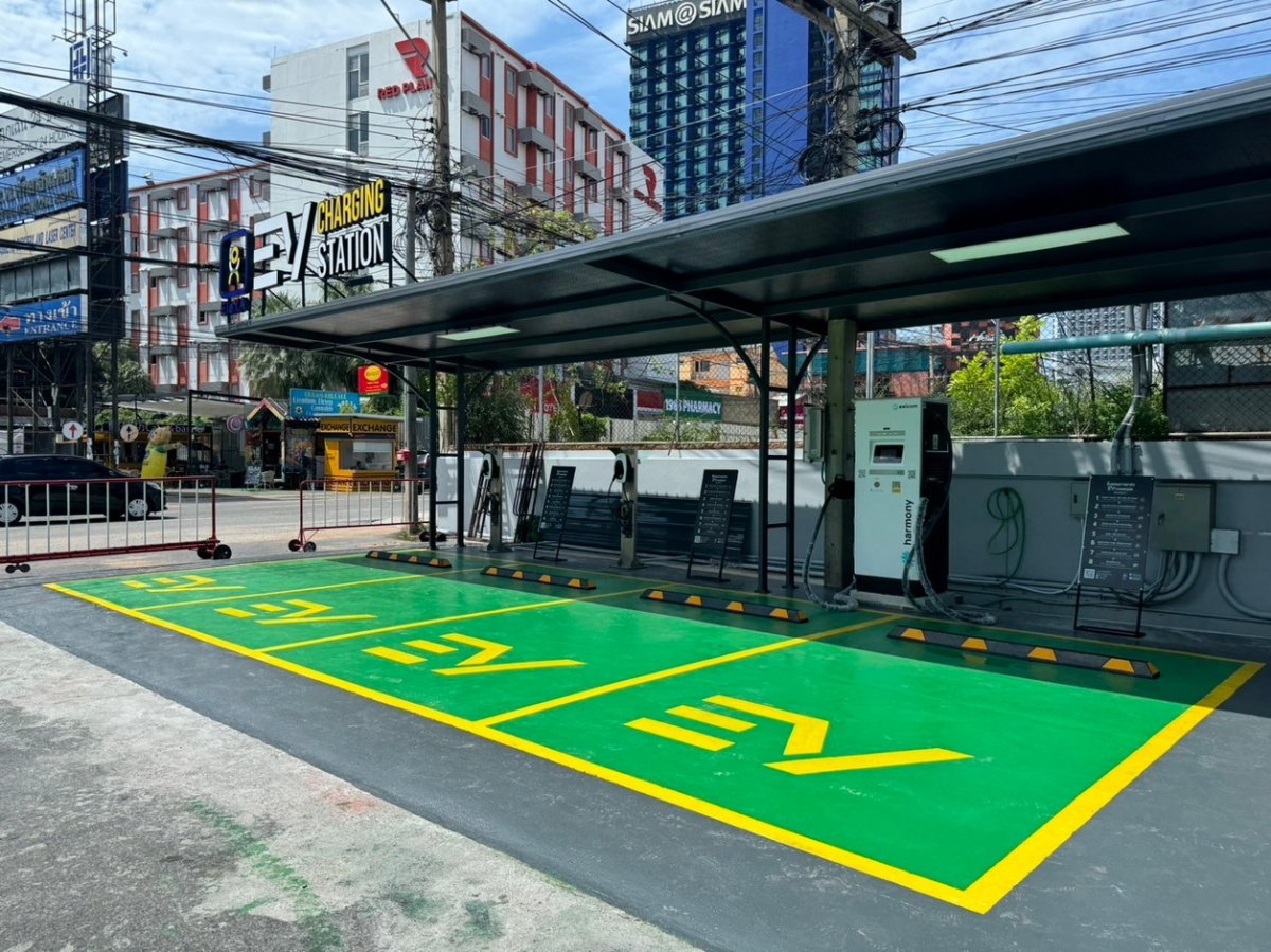 ดูโชว์ก็มีชาร์จ! สถานีพันธมิตร BackEN EV เปิดที่ ALCAZAR กลางเมืองพัทยา - ev-roads