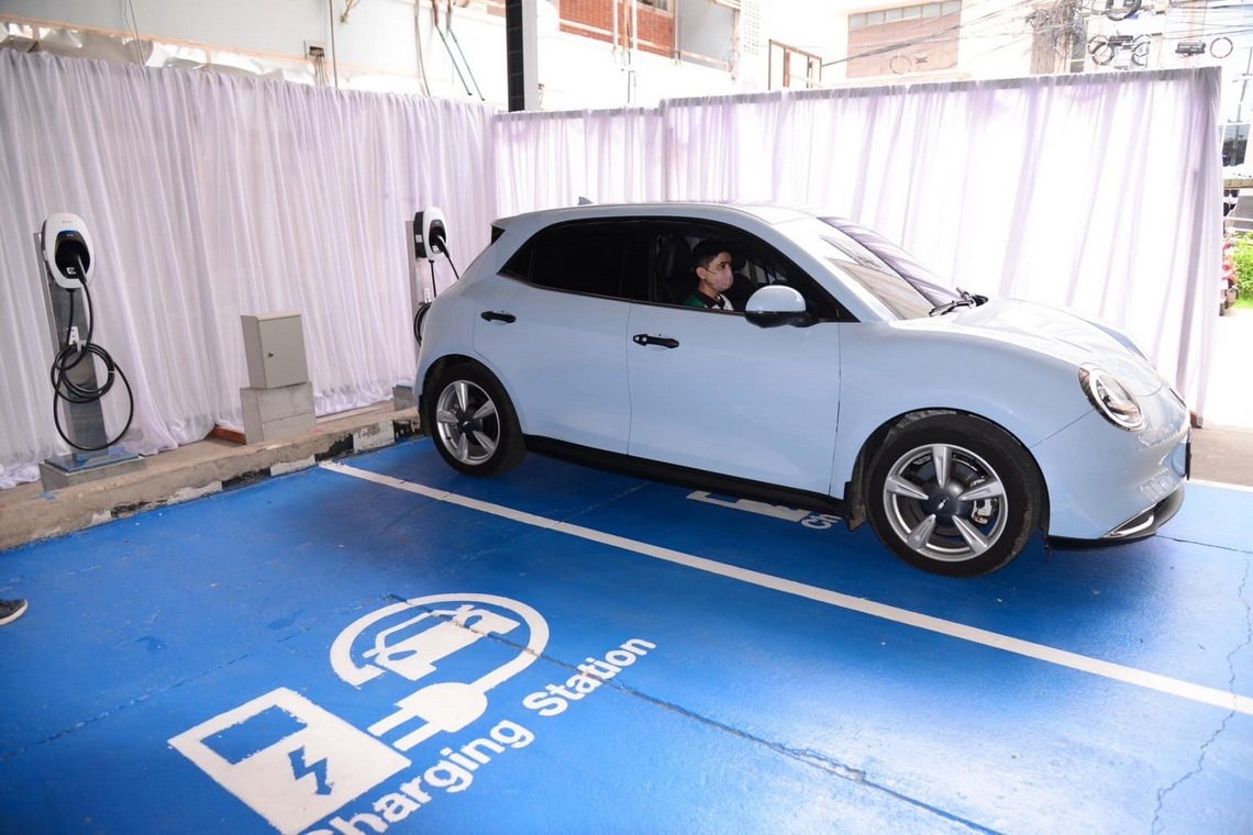 มรท. ร่วมกับ PEA ติดตั้งสถานีชาร์จ EV และโซลาร์ รูฟท็อป - ev-roads