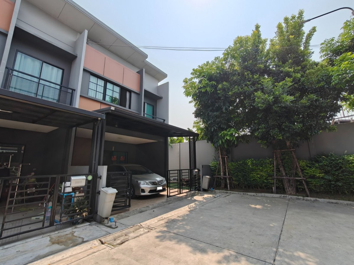 Corner Unit Near Swimming Pool!! 2-Storey Townhome at Siri Place Charan ...