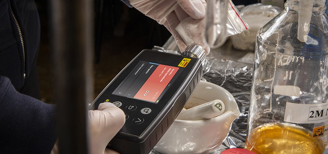 Handheld Raman spectrometer