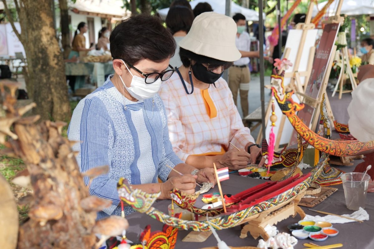 Mini boat prow painting activity.