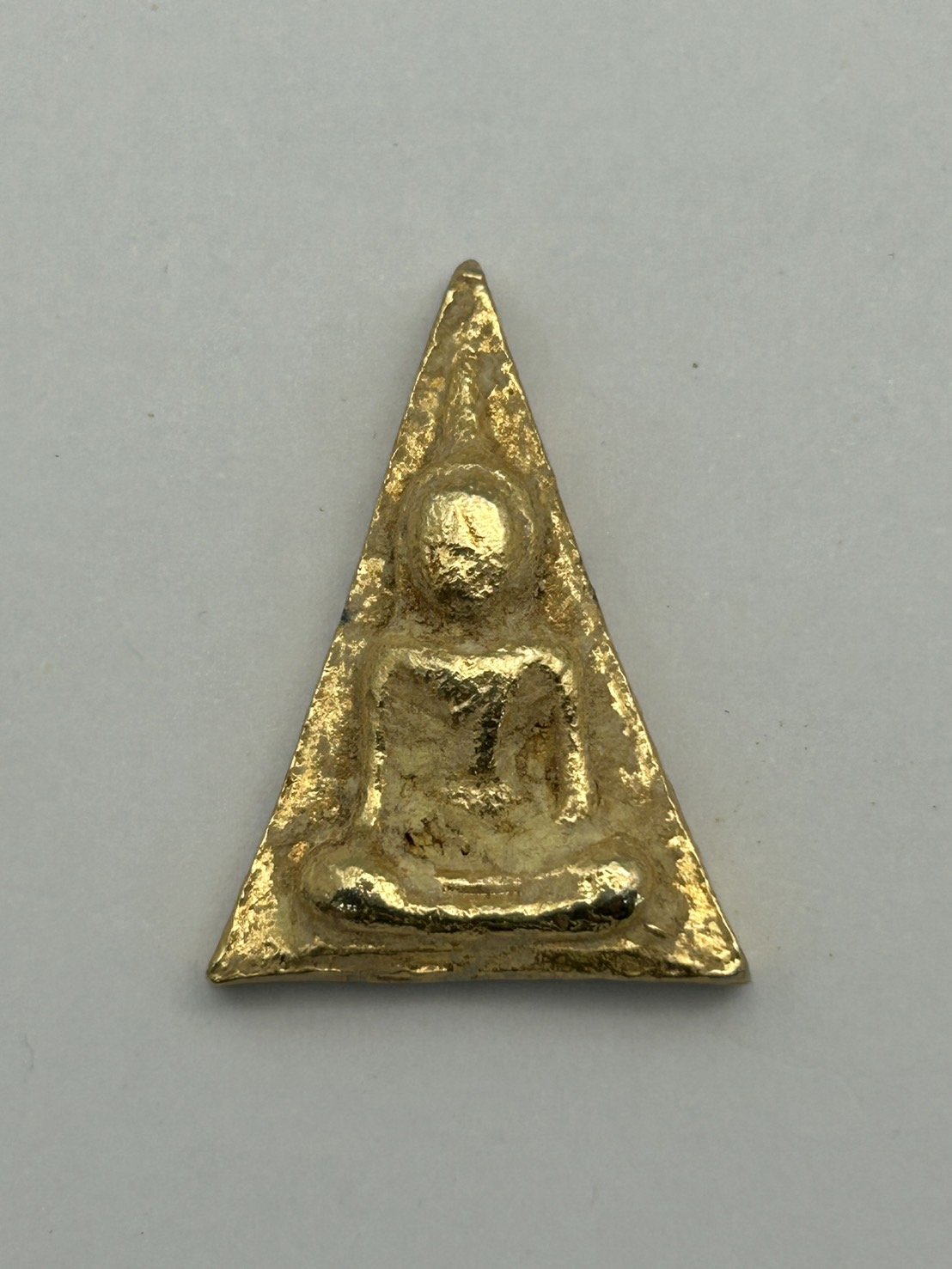 พระนางพญา เนื้อโลหะ พิมพ์เข่าโค้ง พิษณุโลก - sukjaiantique