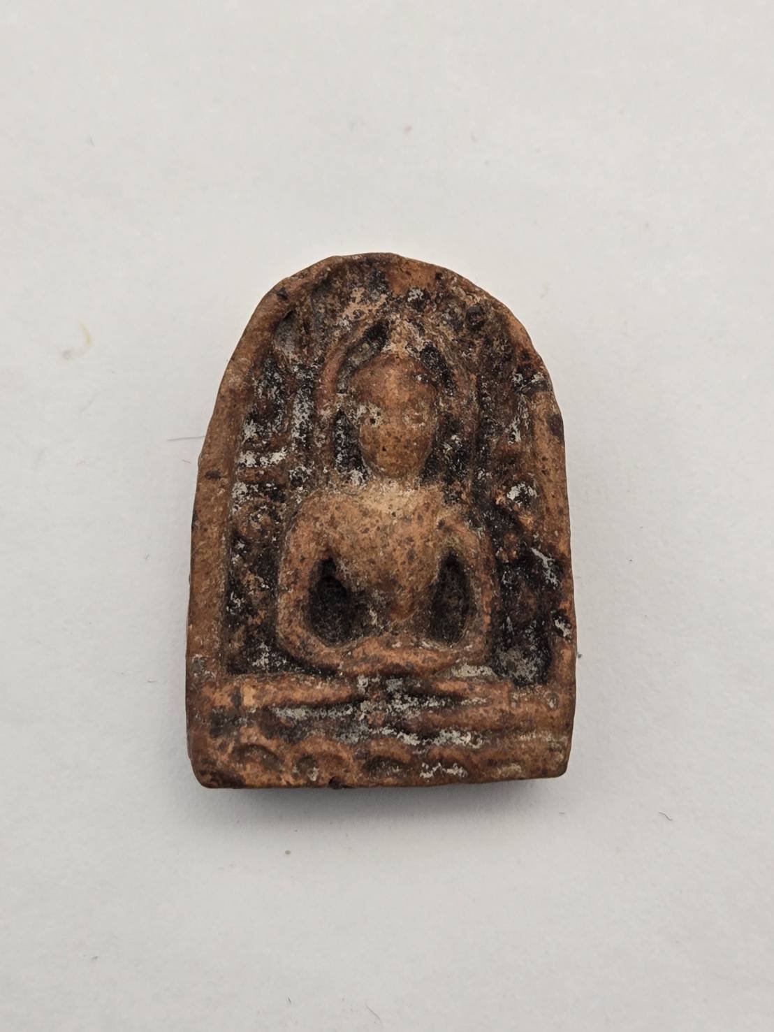 พระซุ้มกอ พิมพ์ใหญ่ มีกนก กรุวัดพิกุล กำแพงเพชร - sukjaiantique