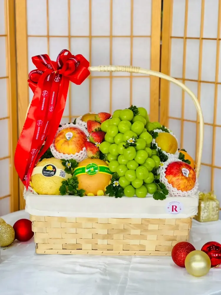 mixed fruit basket Gift basket in a beautiful basket, 2590 baht ...