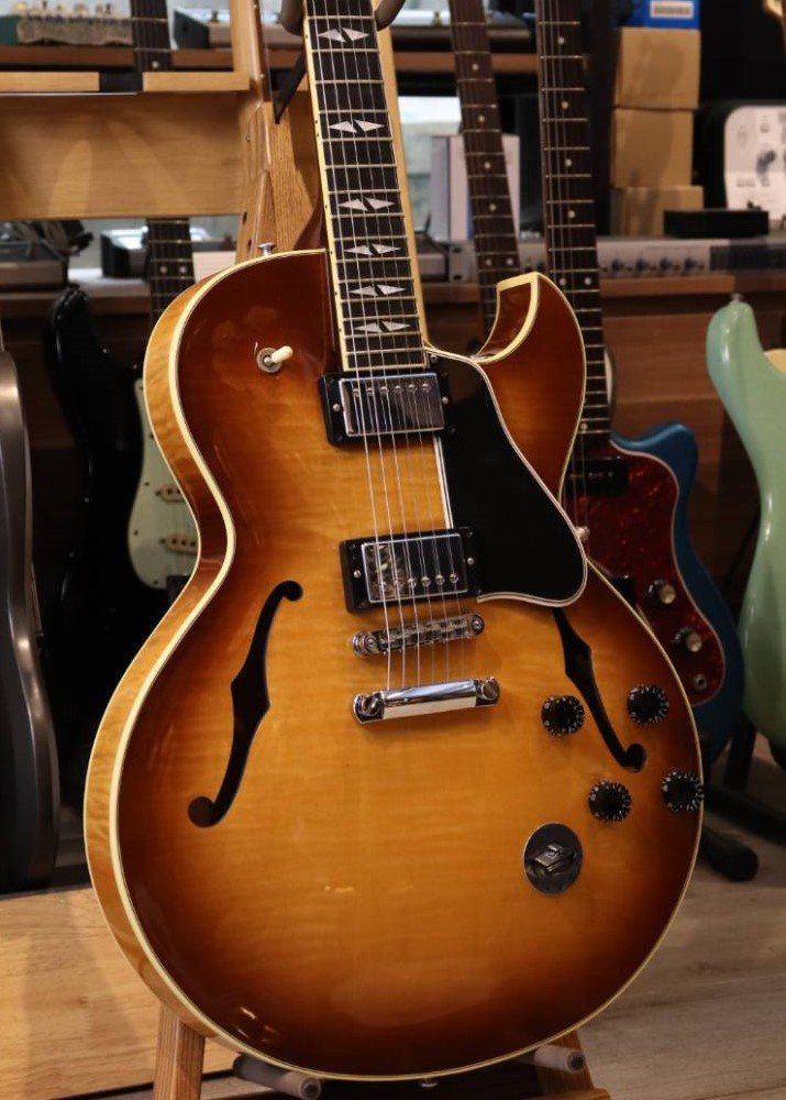 Gibson Es-137 Custom LightBurst 2011 (3.9kg)