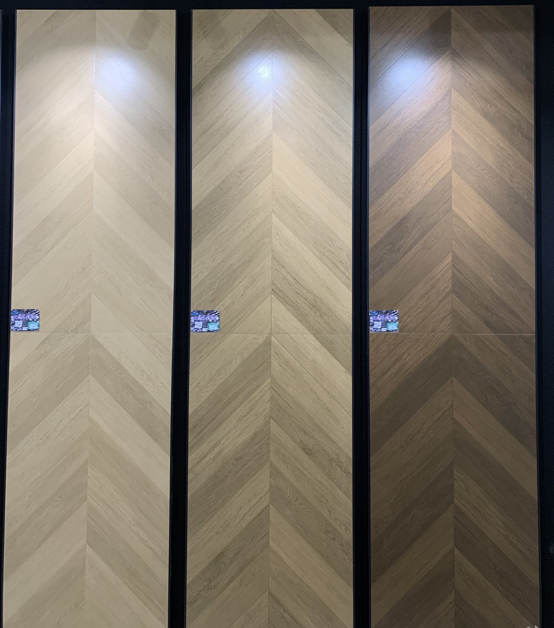 กระเบื้องลายไม้ 60x120CM Chevron Natural Oak (60120202M)