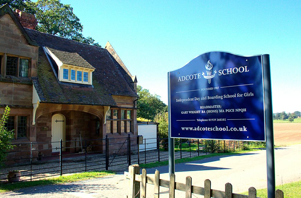 ซัมเมอร์ UK เรียนในโรงเรียนมัธยม Adcote School for Girls ร่วมชั้นกับ ...